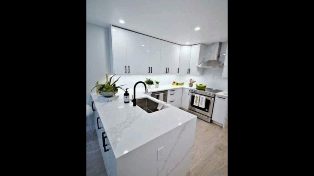 Encimeras de Color Blanco Puro en Cocinas Rústicas Medianas: Aporta ...